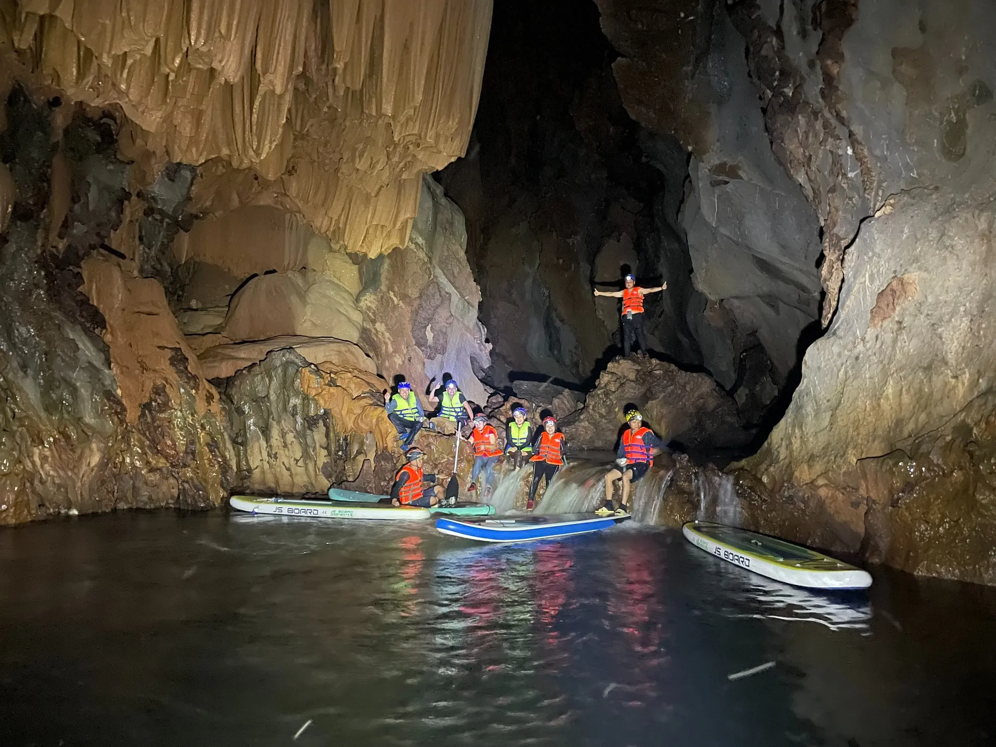 Explore the newly discovered cave in Truong Son forest | iGuide | iGuide